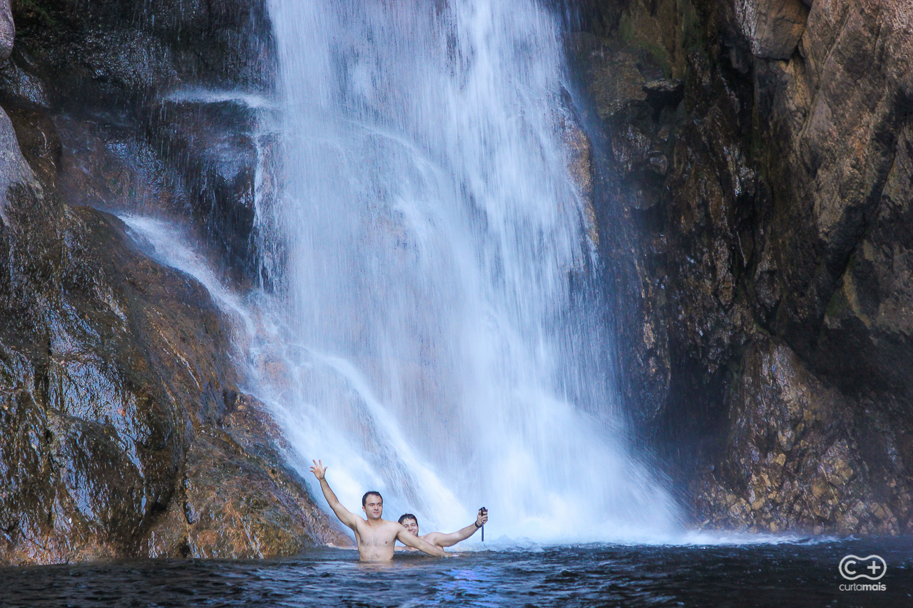 Descobrimos uma cachoeira gigante e impressionante escondida em um ...