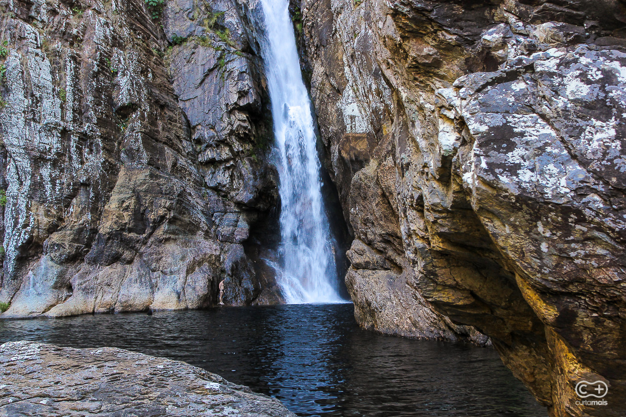 Descobrimos uma cachoeira gigante e impressionante escondida em um ...