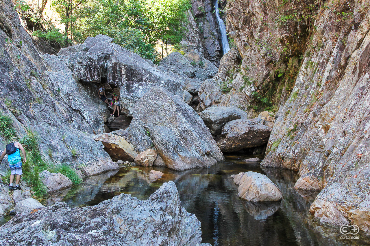 Descobrimos uma cachoeira gigante e impressionante escondida em um ...